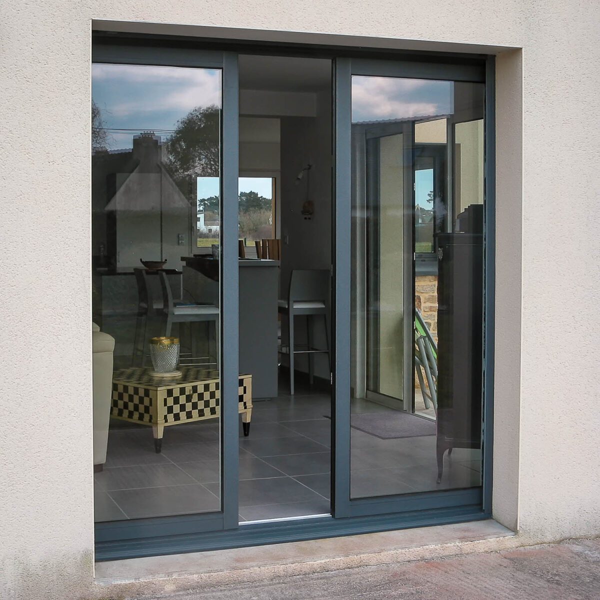 Baie coulissante à galandage, avantages et inconvénients ? - Avant Gardening